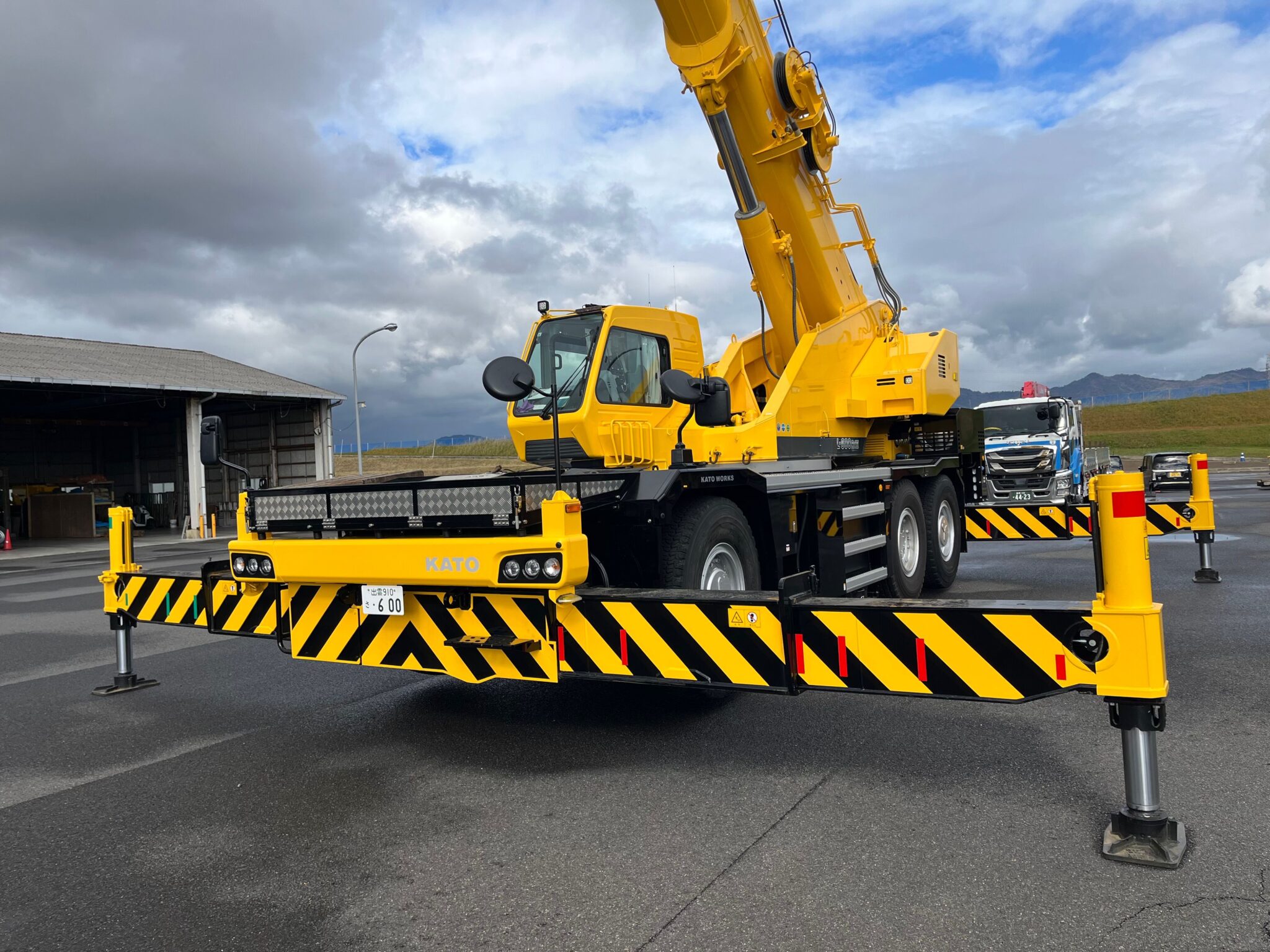 最新型60tラフターを導入しました | 出雲運送株式会社